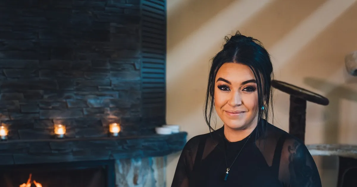 KERGITAB SALADUSELOORI Selgeltnägija Merily Timmer kopsakast ...