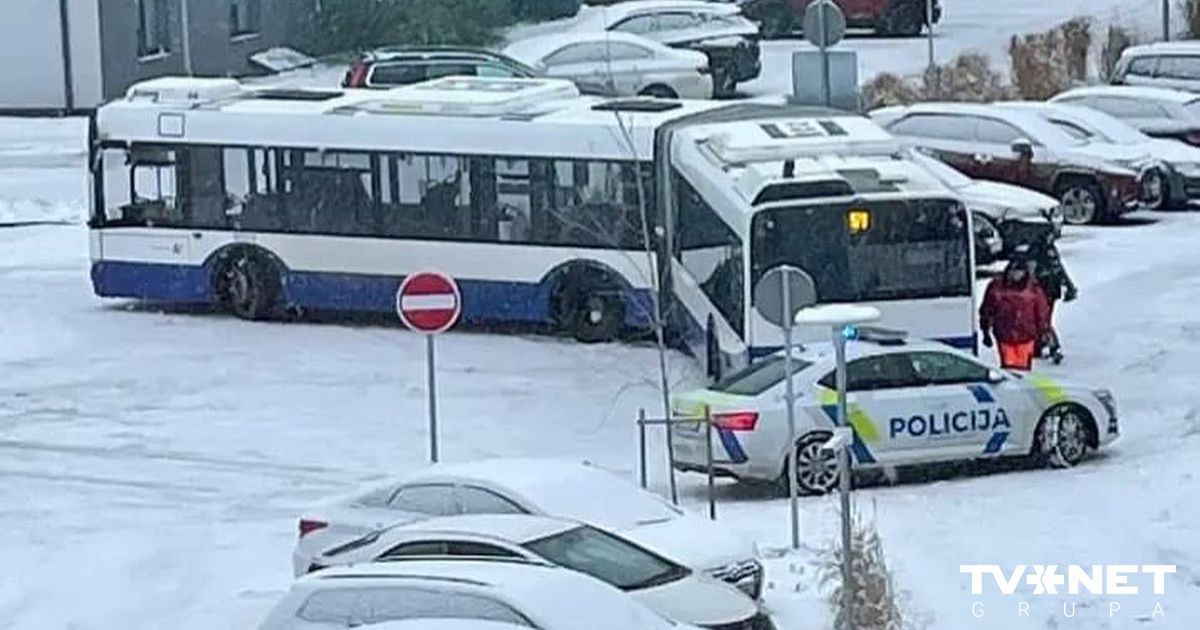 FOTO Pasažieris norādīja ceļu. Dzīvojamo māju rajonā Rīgā iestrēdzis ...