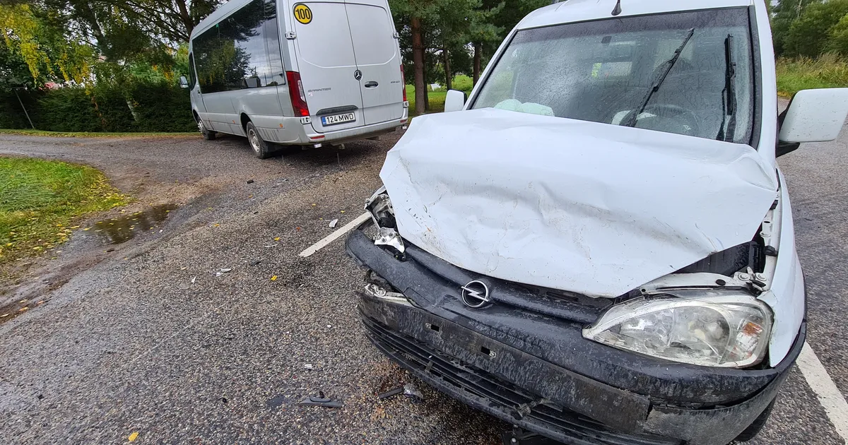 FOTOD Tartumaal sattus avariisse koolibuss