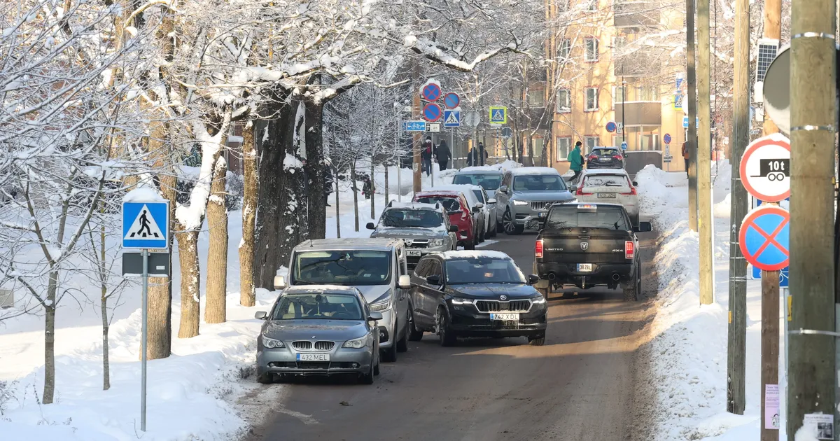Linnavalitsus palub autod rohke lume tõttu tänavatelt minema viia