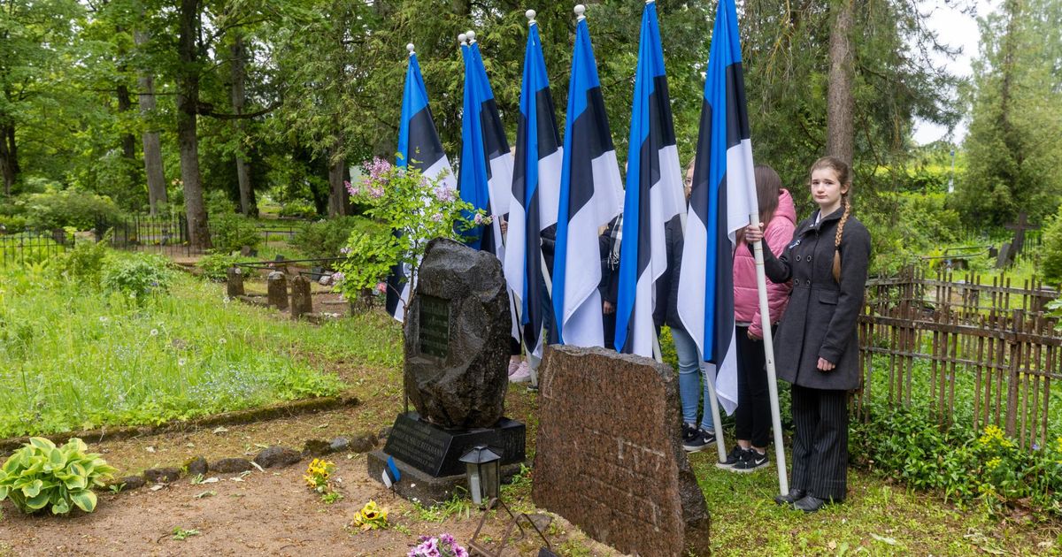 Eesti lipu päev algas Viljandis esimese lipu õmbleja hauale lippude ja ...