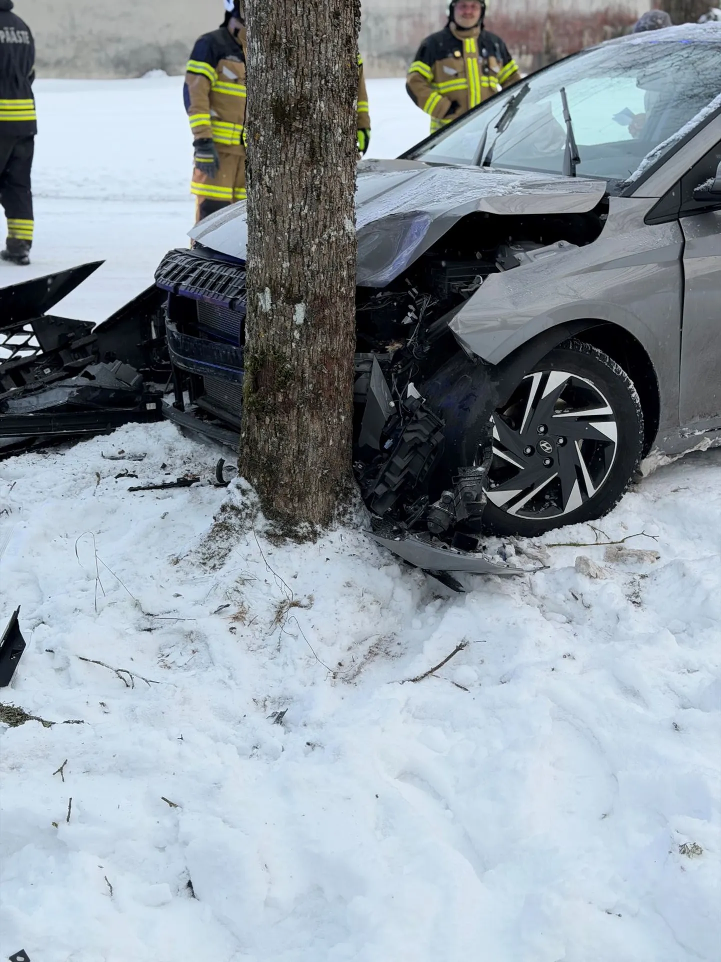 Naine sõitis vastu puud ja kütmisest süttis garaaž