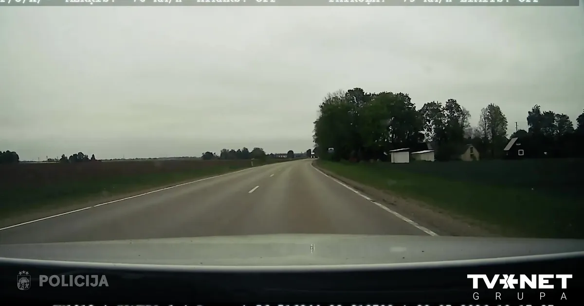 VIDEO Kravas automašīnas šoferis Dobeles pusē mēģina izvairīties no ...