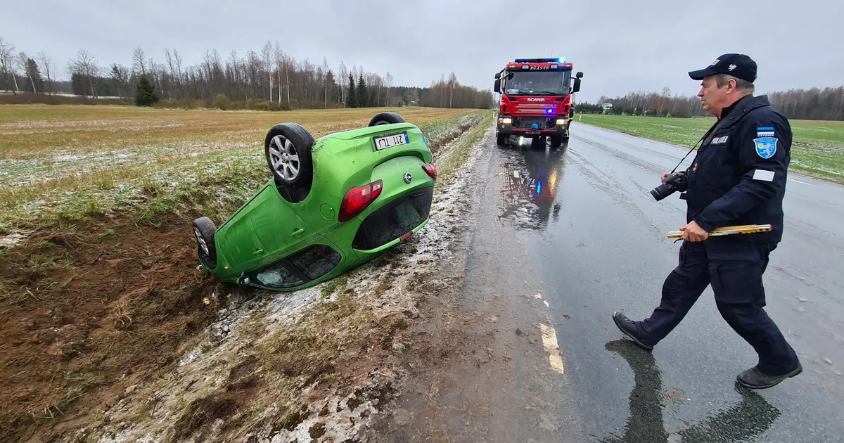 FOTOD Lörts ajas Opeli kraavi katuse peale