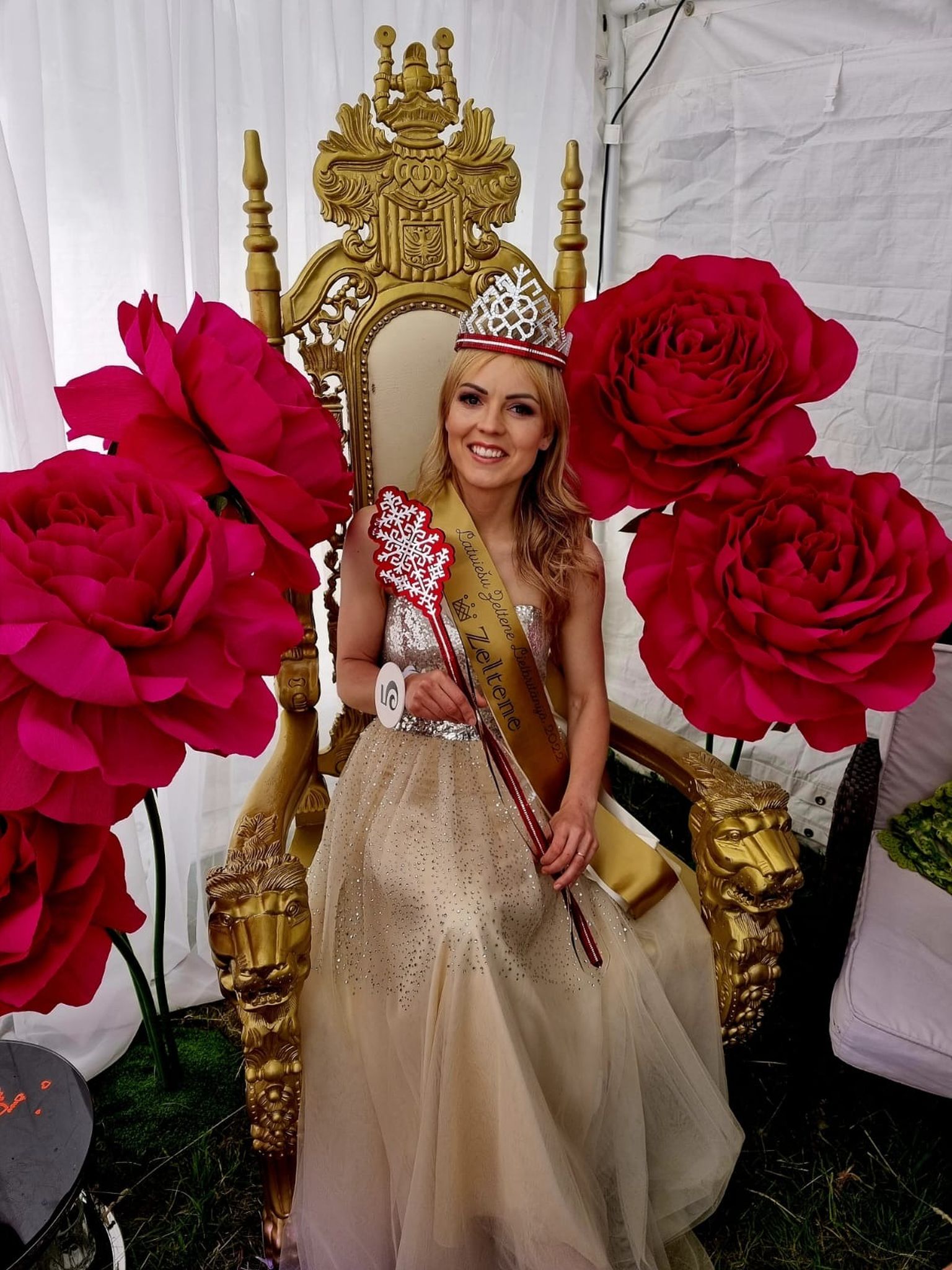 Skaistumkonkursā "Latviešu zeltene Lielbritānijā" uzmirdz Ilze ...