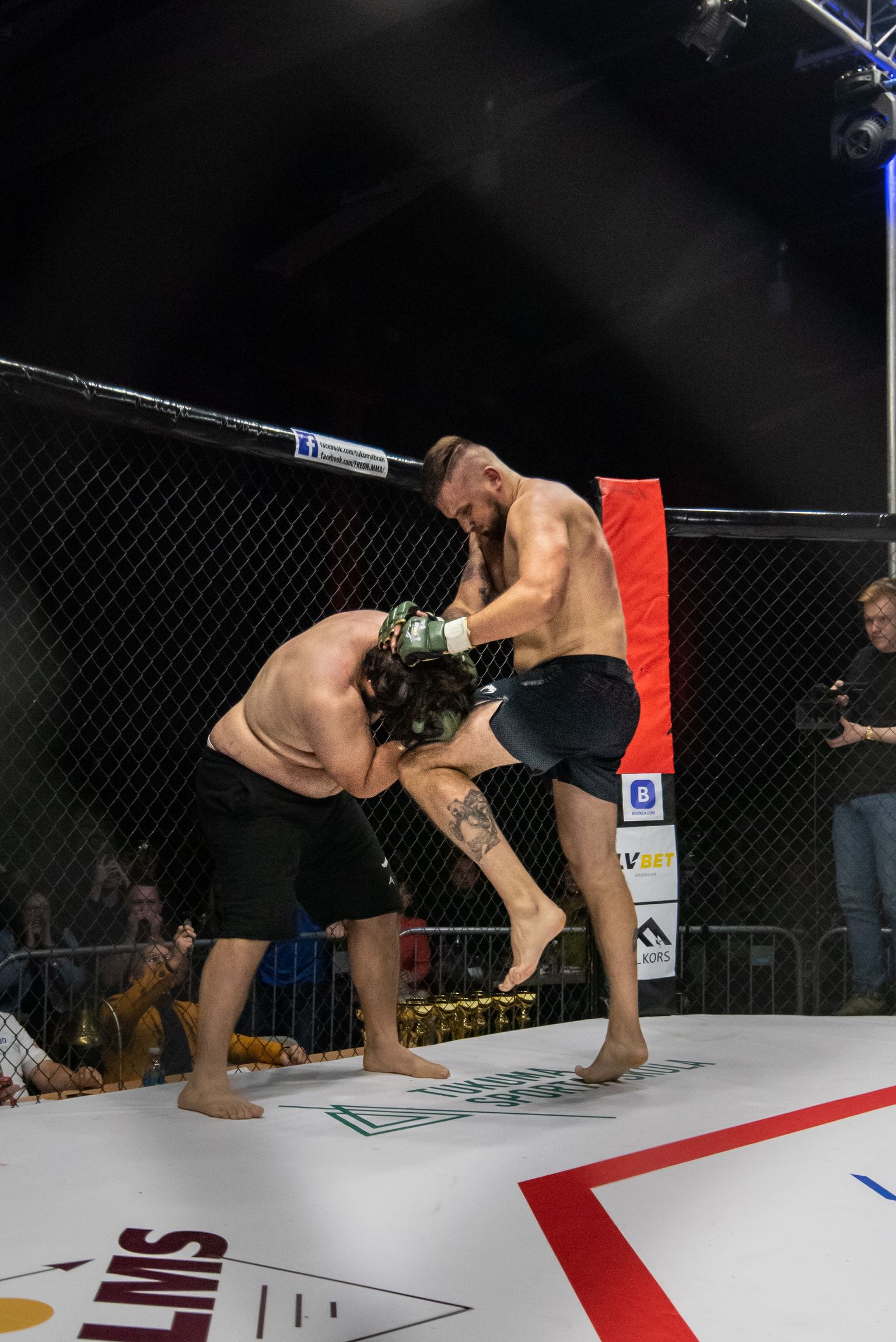 VIDEO Zutis "Milžu cīņās" izcīna pirmo uzvaru savā MMA karjerā