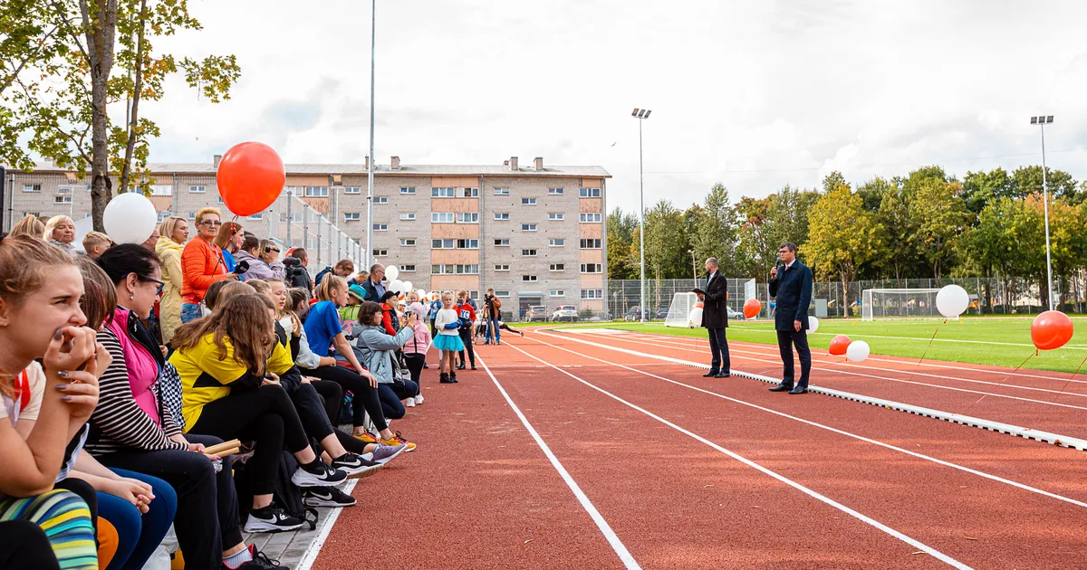 Narva andis Kreenholmi gümnaasiumi uue staadioni käiku kasutusloa ...