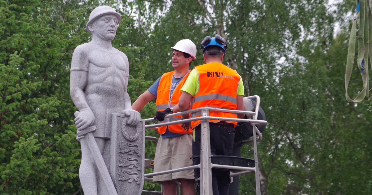 VIDEOLUGU Kivisõdur jõudis oma kohale Petserimaa vabadussambal