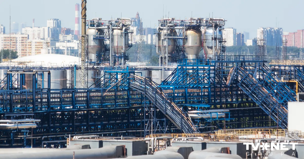 Pēc Ukrainas dronu uzbrukumiem naftas pārstrādes rūpnīcām Krievija ...