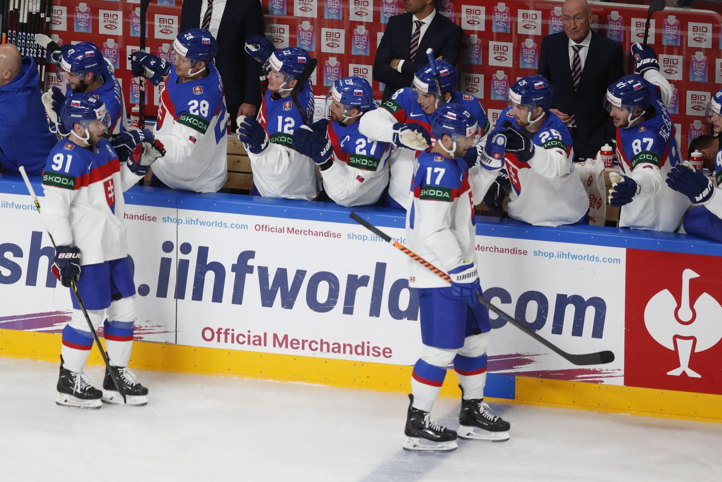 Latvijas hokeja izlasei brīvdiena, pasaules čempionātā Rīgā spēlē ...