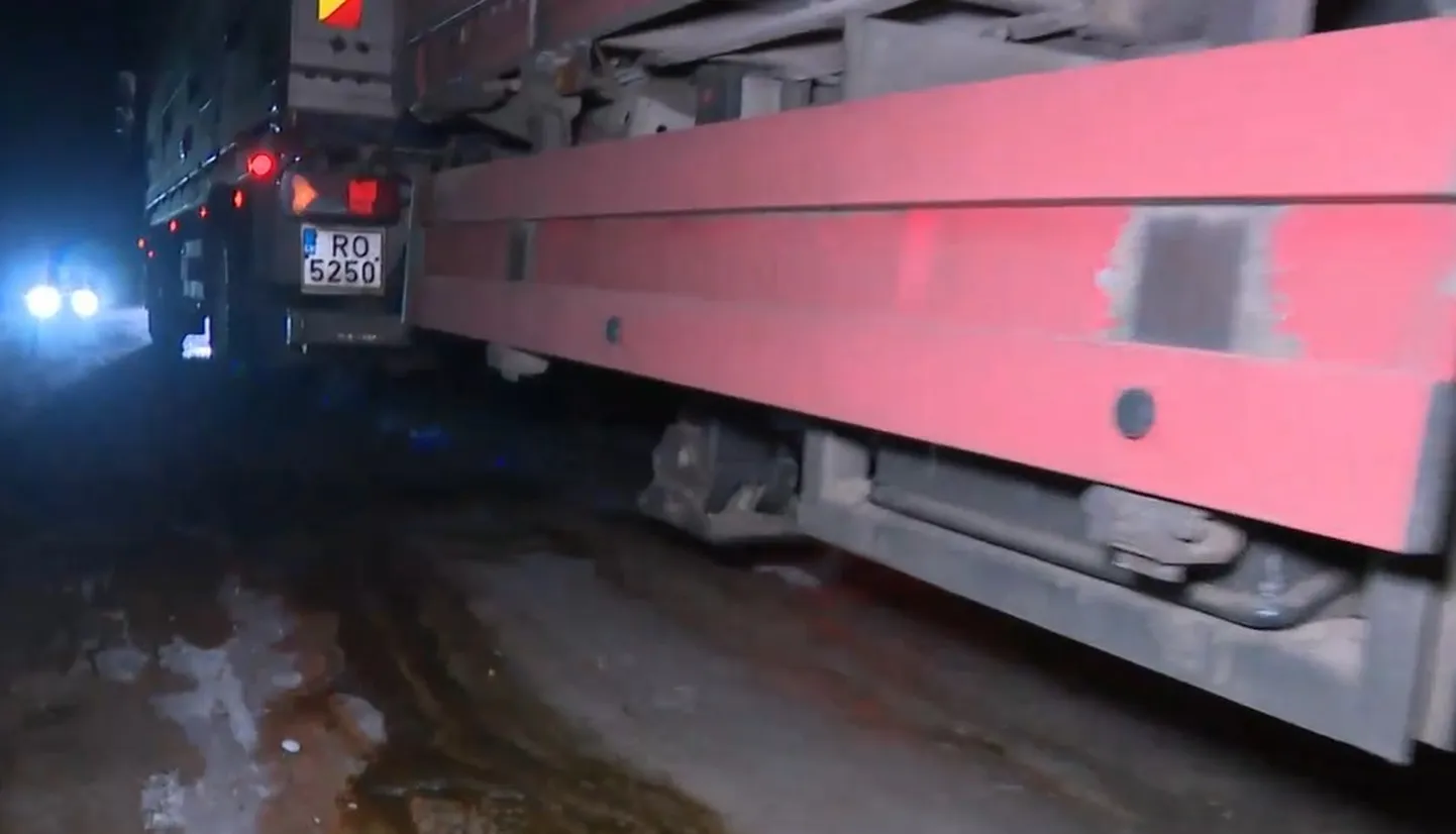 VIDEO Kravas auto ar šoferi un lopiem uz 16 stundām iestrēgst uz ...