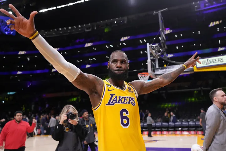 Lebrons Džeimss jau jaunnedēļ var sasniegt unikālu un iespaidīgu rekordu