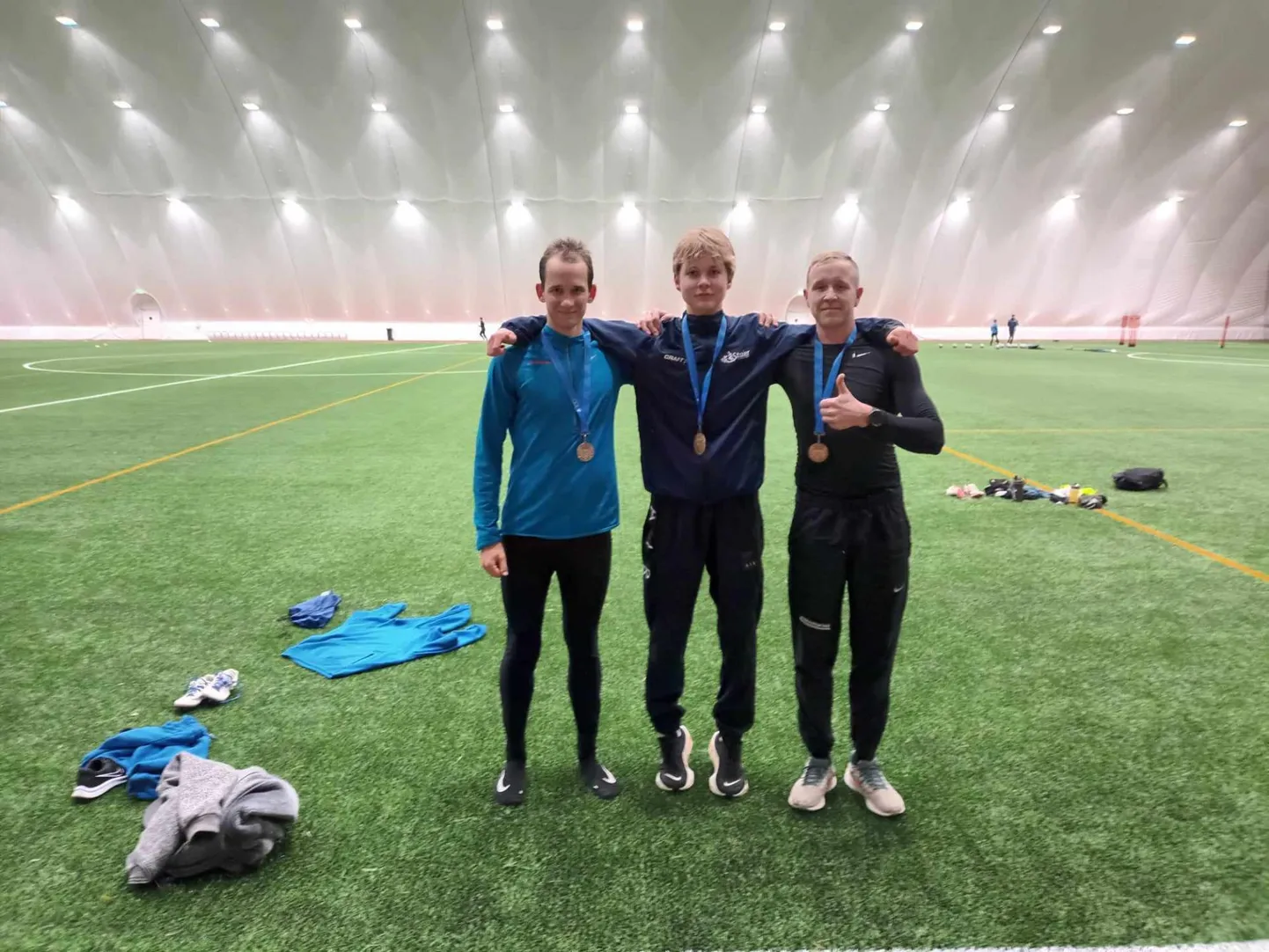 Jalgpallihallis joosti talvistele maakonna meistri medalitele