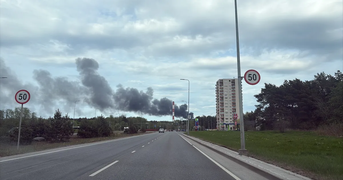 ФОТО И ВИДЕО В Маарду загорелись ангары, город заволокло дымом