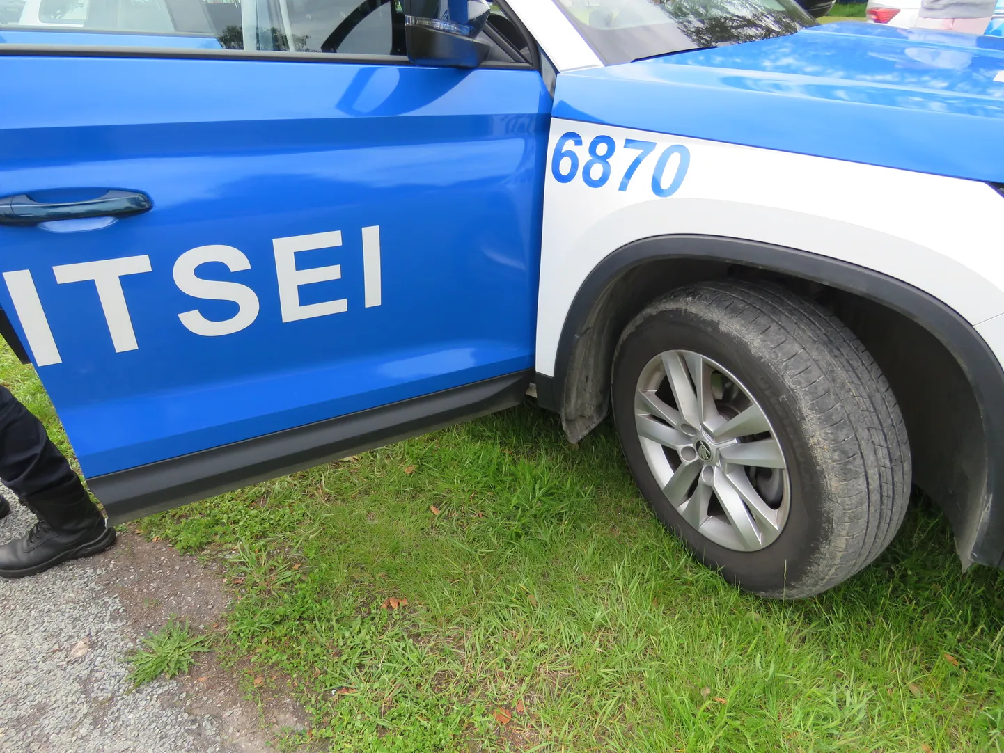 Valgas sõitis auto vastu valgustusposti