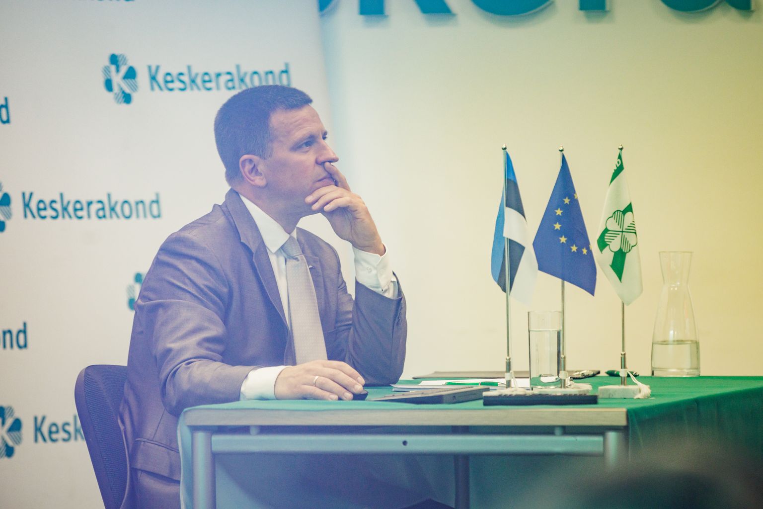 FOTOD Ratas saabus reipal sammul erakonna kriisikoosolekule