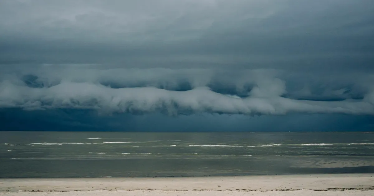 Lugeja fotod: torm Pärnu rannas