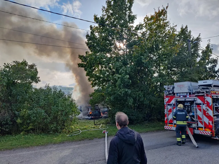 Pärnu aedlinna hoovis põlesid autoromud