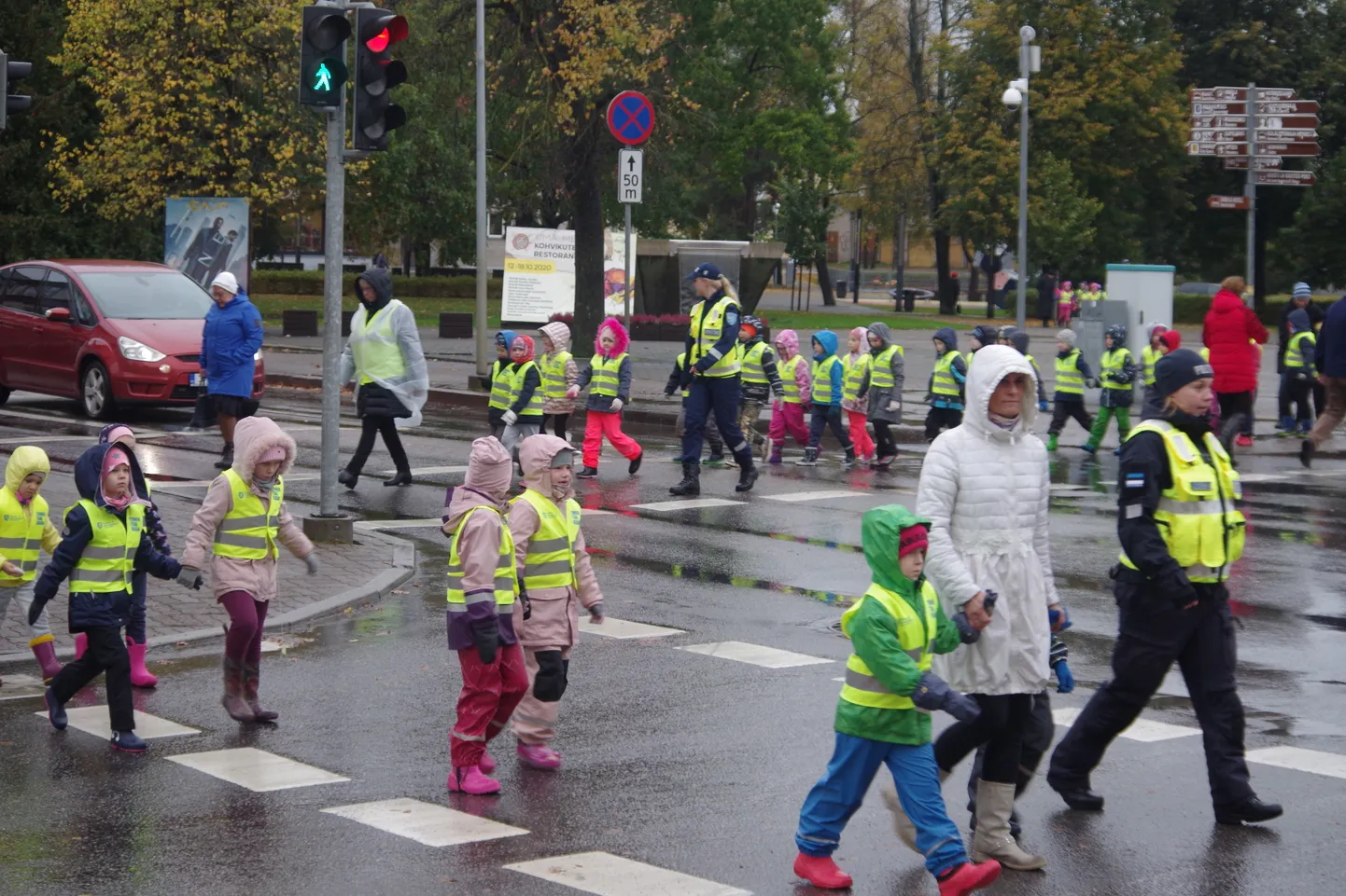 Sajad lasteaialapsed harjutavad turvalist liiklemist