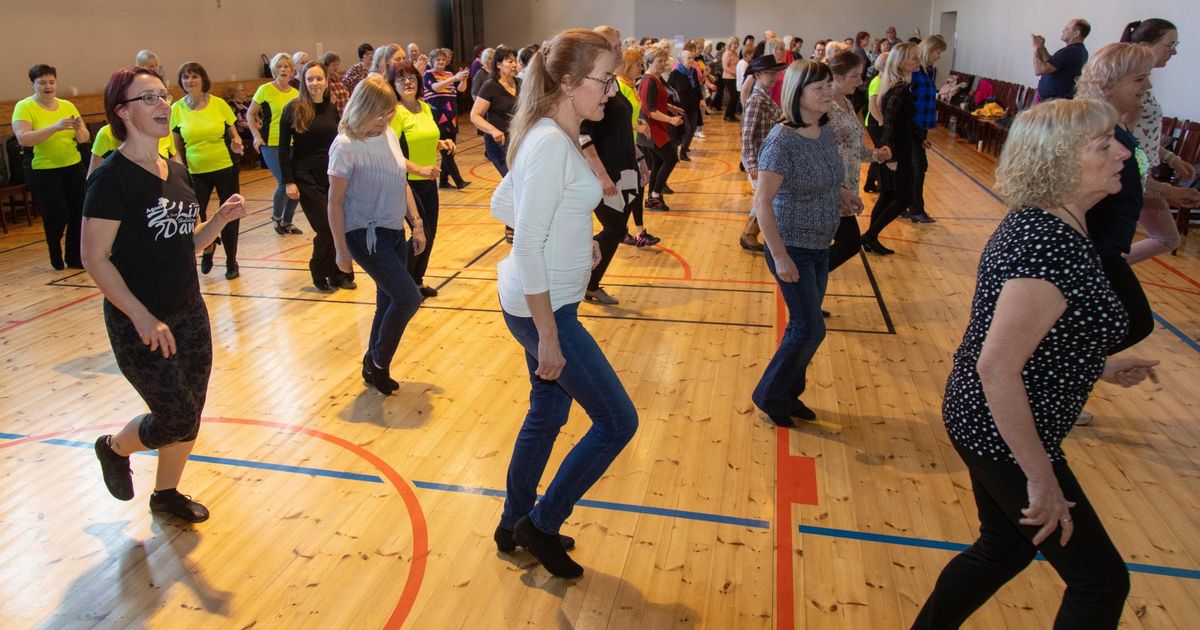 Saarepeedi rahvamajas võtsid üle Eesti kokku tulnud line-tantsijad ...
