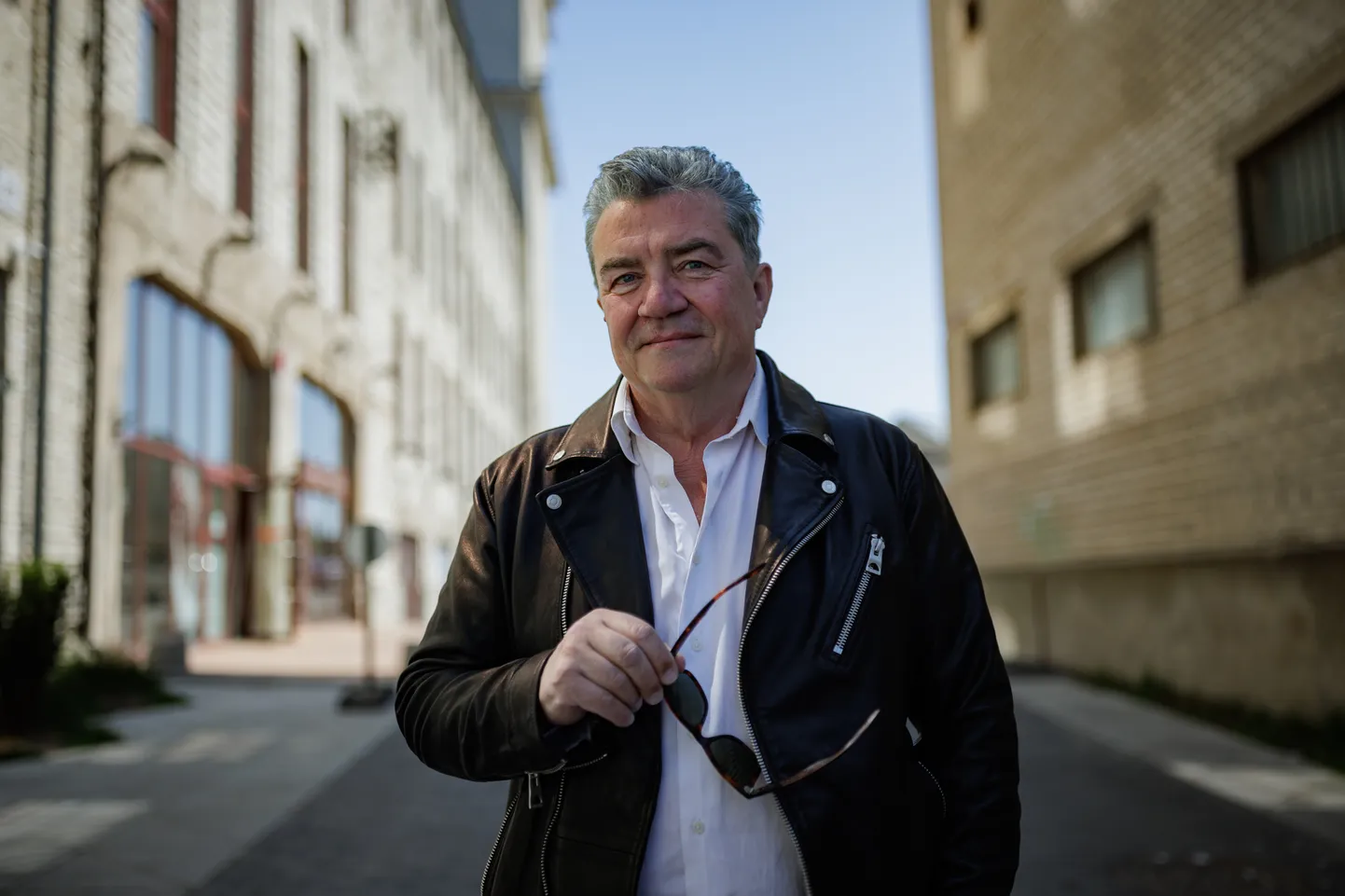 TUHANDED EUROD Karl Madise elulooraamatu esimene katse läks aia taha ...