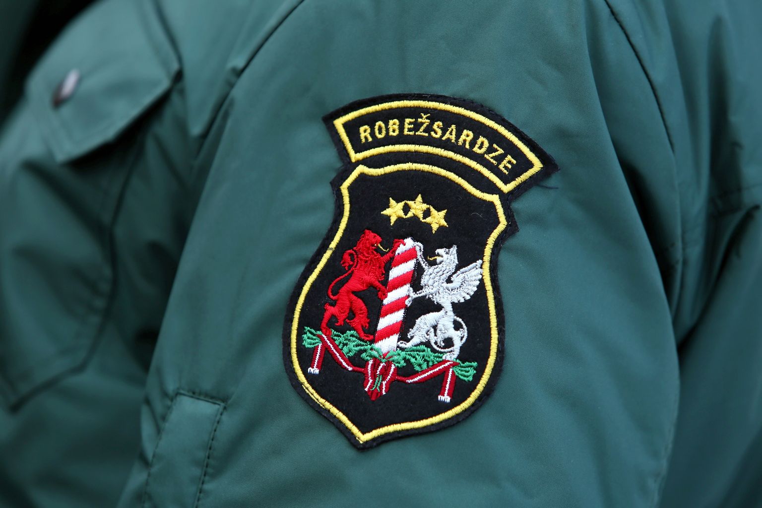 Divi robežšķērsotāji uzbrukuši Latvijas robežsargiem