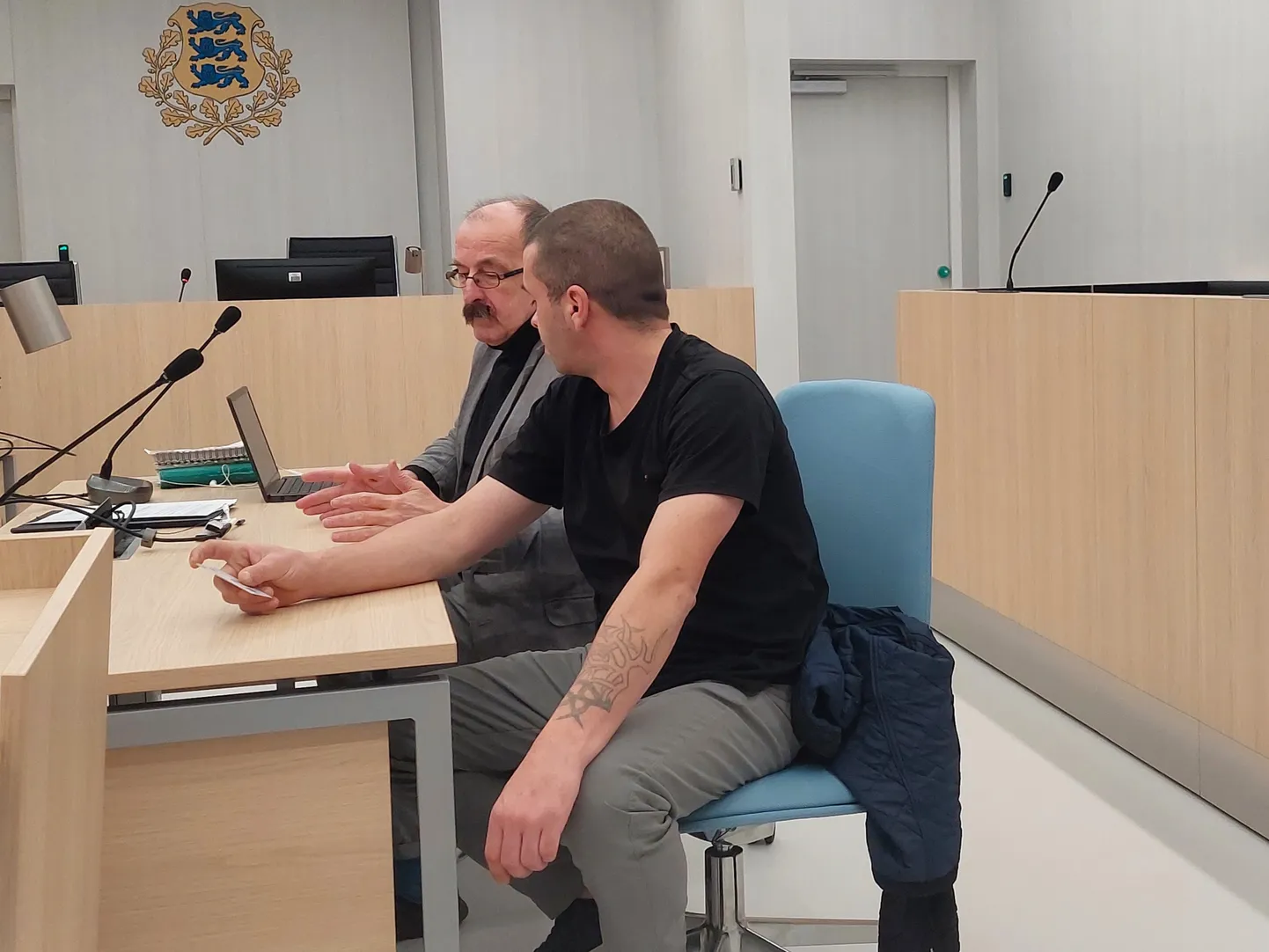 Neiu lehvikuga ja kallistus kohtusaalis. Kolm aastat tagasi ...