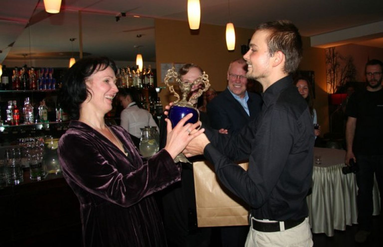 Indra Roga pirmizrādes ballē saņem bučas un vāzi