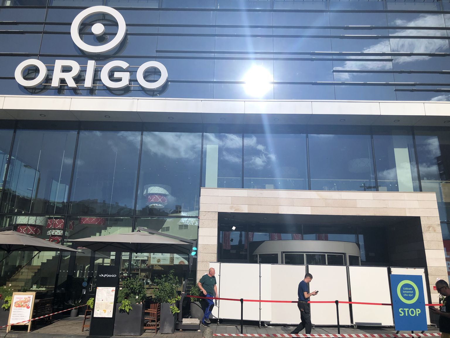 VUGD оцепила территорию у входа в Origo из-за деформированной обшивки ...