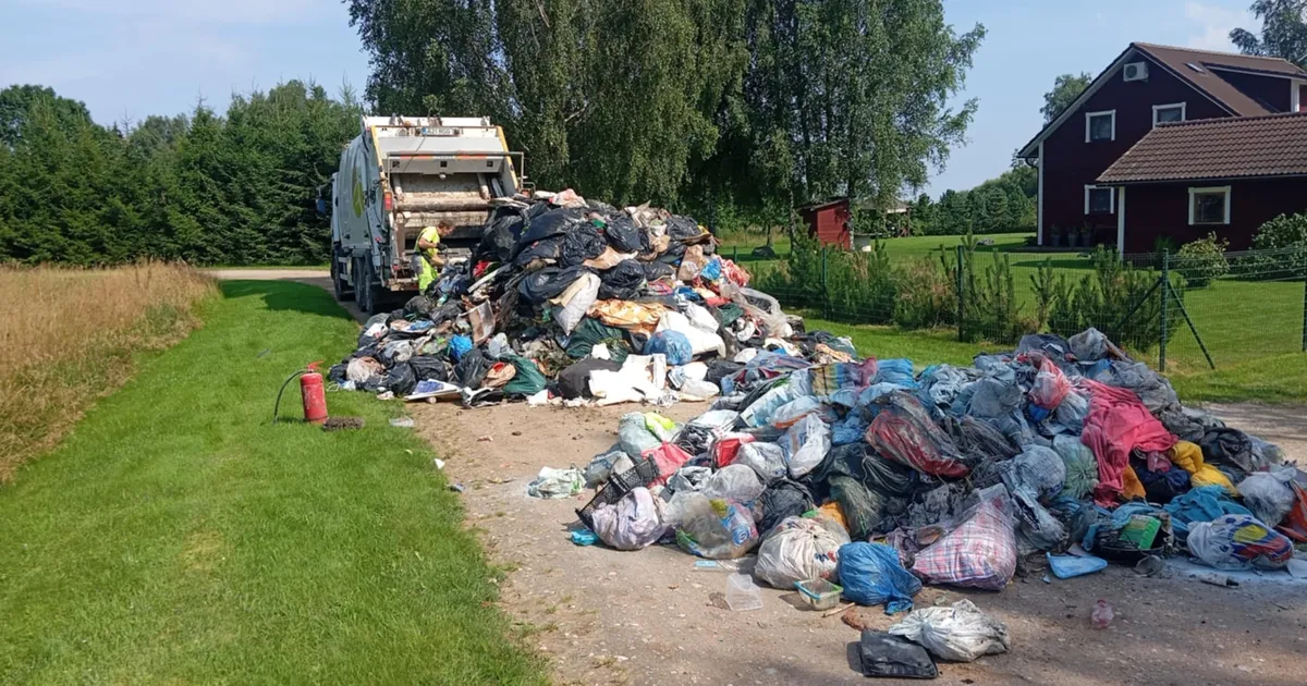 PILDID Vana aku pani prügiautos jäätmed põlema, koorem tuli maha laadida