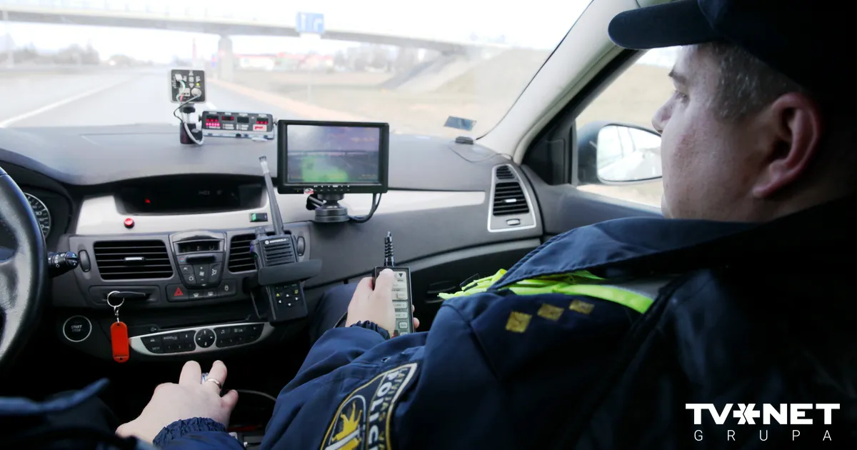 Tukuma novadā automašīnas vadītājs bēg no policijas un avarē