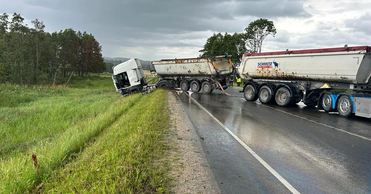 PILDID Veoauto vajus Võru maanteel kraavi