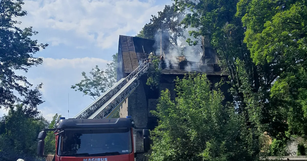 FOTO Põhja-Tallinnas põles mahajäetud hoone, Õle tänav on suletud