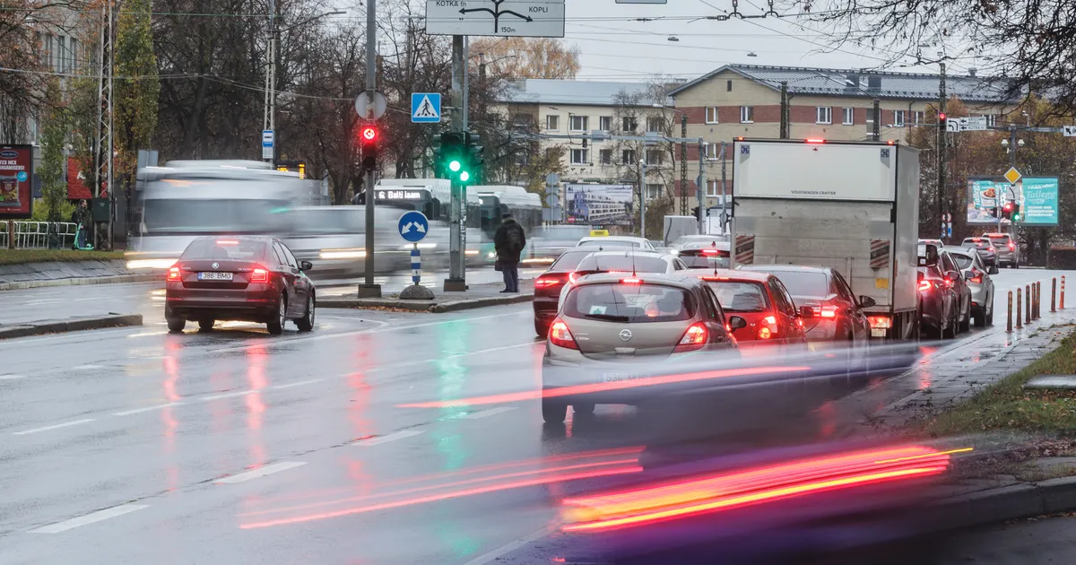 FOTO Lugeja küsib: kuidas on selline auto numbrimärk Eestis lubatud?