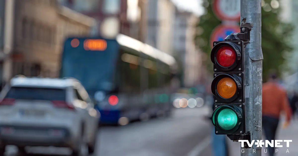 Zinātnieki piedāvā luksoforos iedegt četras gaismas. Kā mainītos satiksme?