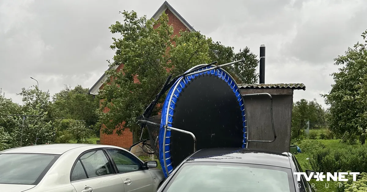 FOTO UN VIDEO Vietām Latvijā pa gaisu lido batuti