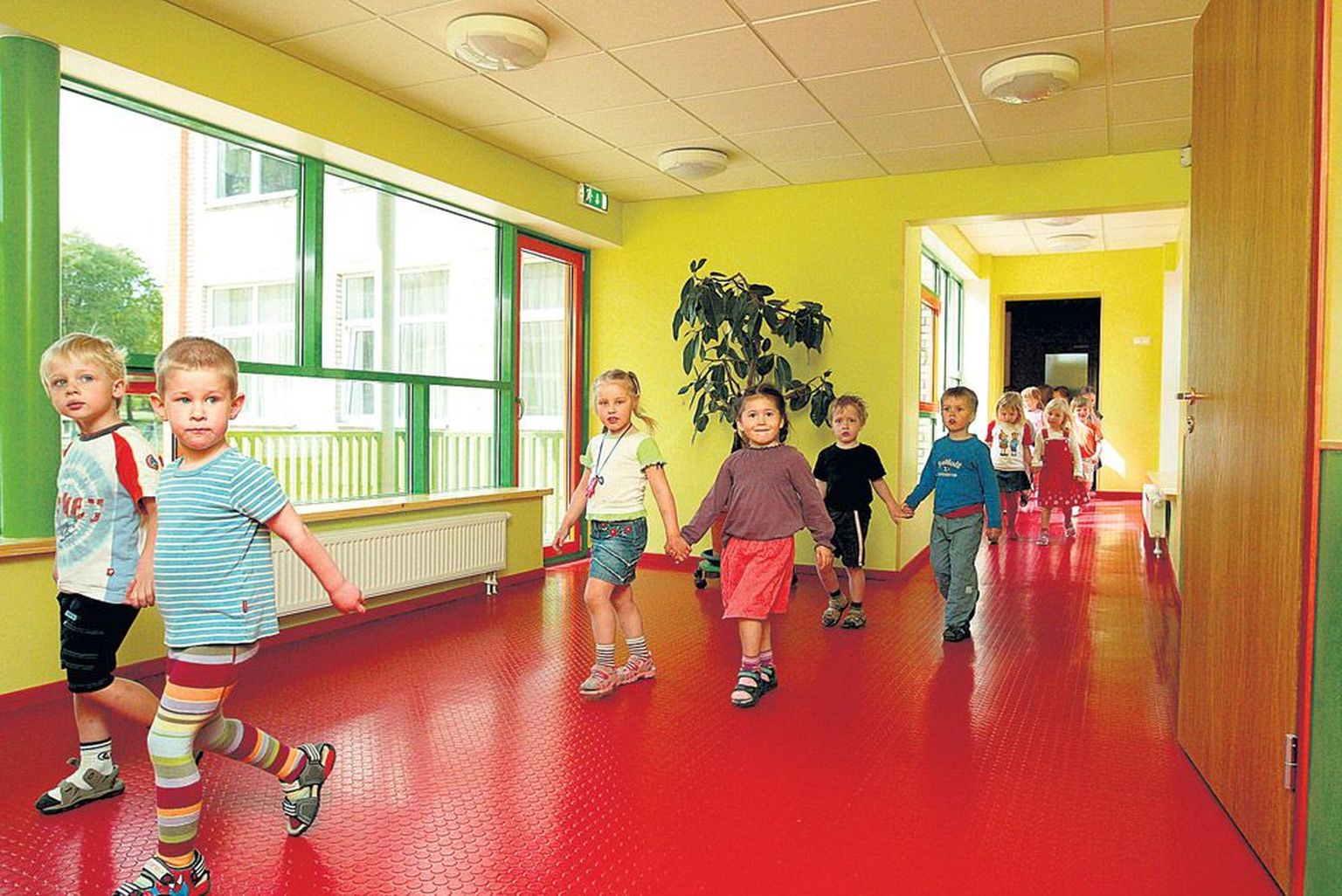Värviline koridor liitis lasteaia jälle üheks