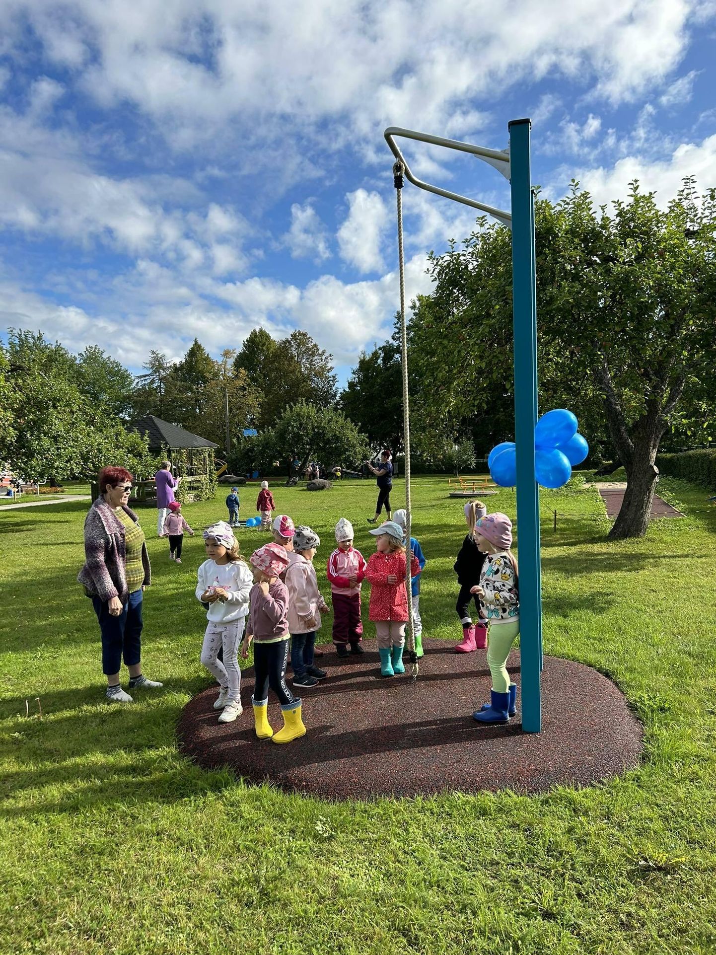 Uhtna jõnglased said spordi-mänguväljaku