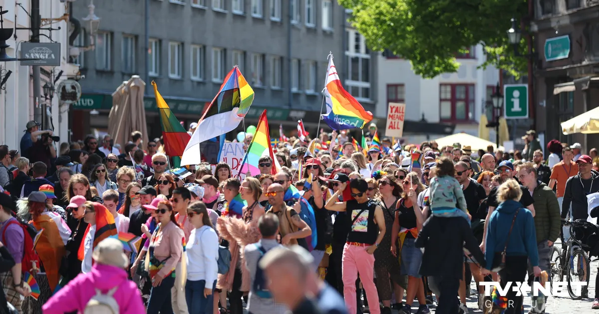 FOTO Dimanti, spalvas un kilometru garš varavīksnes karogs. Baltijas ...