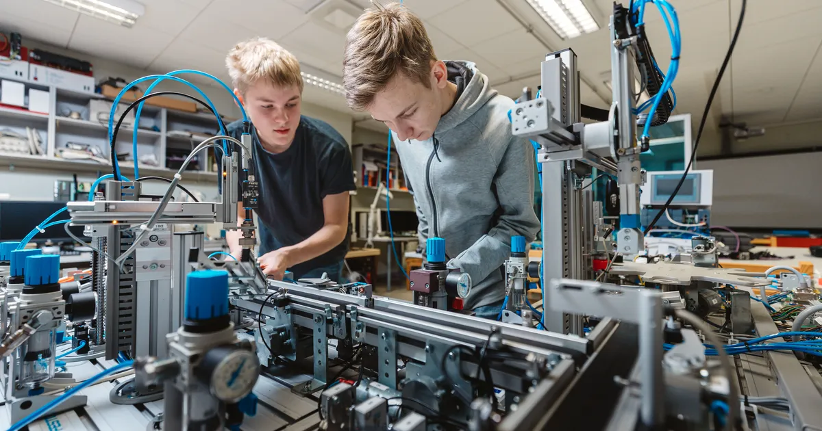 Võrumaa noored mehhatroonikud esindavad Eestit kutseoskuste tippvõistlusel