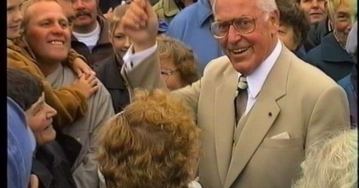 Eelmise sajandi video. Kuidas Lennart Meri Viljandis võidutuld jagamas käis Eelmise sajandi video. Kuidas Lennart Meri Viljandis võidutuld jagamas käis