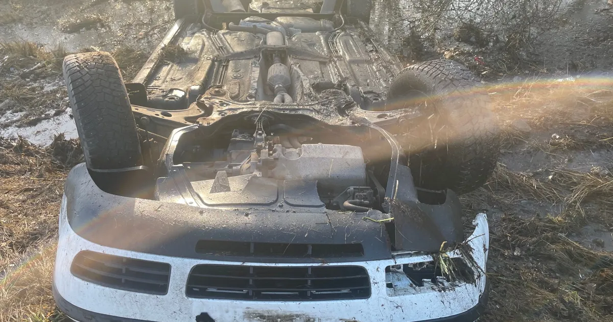 PILDID Särevere külje all rullus ema ja kahe lapsega auto katusele