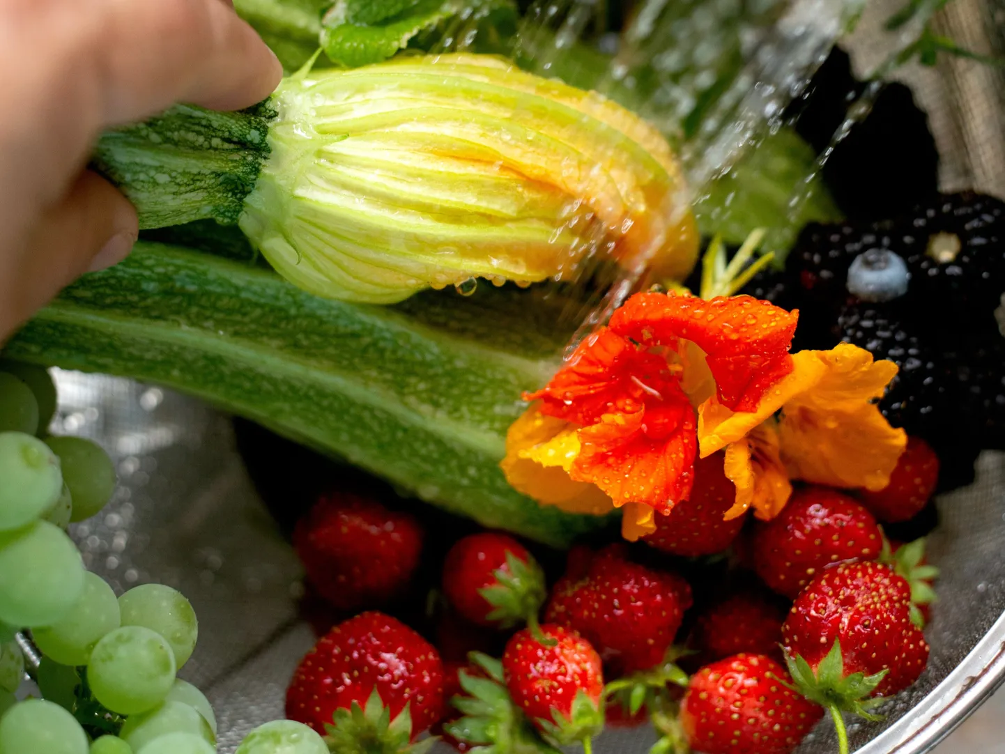 Augļi un dārzeņi ir obligāti jāmazgā. Lūk, kāpēc