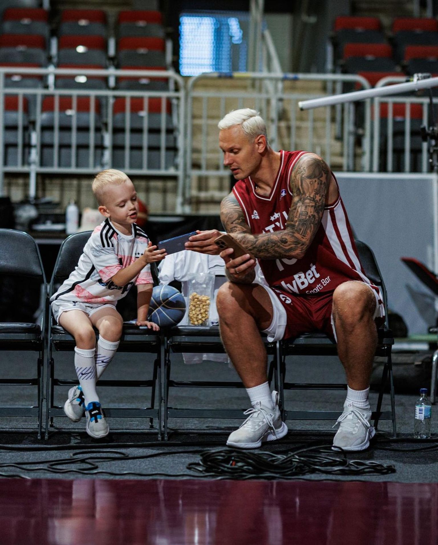 ФОТО Янис Тимма делится радостью от встречи с сыном