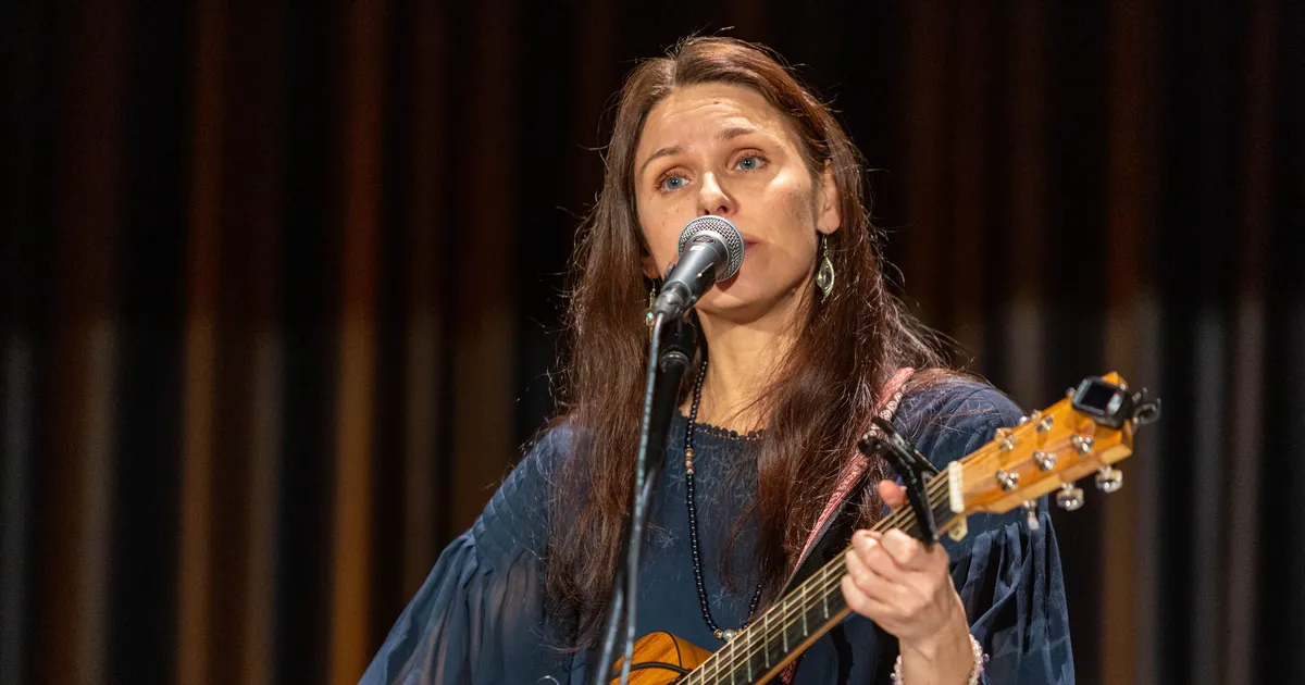 Muusik Anu Taul asus kuulmislanguse tõttu maalima ja avas näituse ...