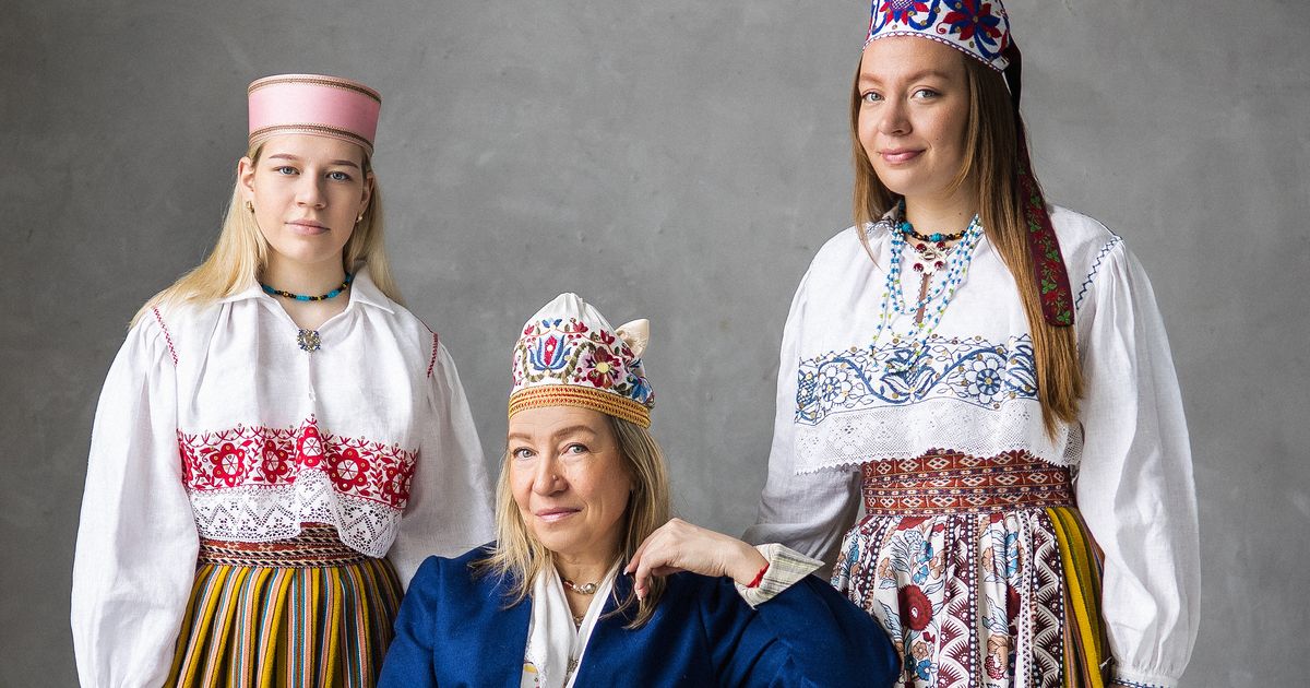 Anneli Põldma tegi endale rahvariided ja ühe soojaga tütardele ka