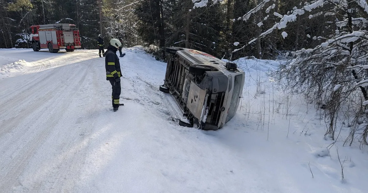 Võrumaal sõitis kaubik teelt välja kraavi