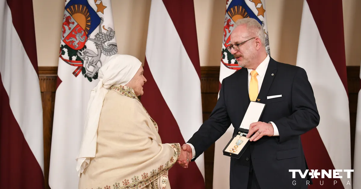 FOTO 99 izcilām personībām Rīgas pilī pasniegti augstākie Latvijas ...