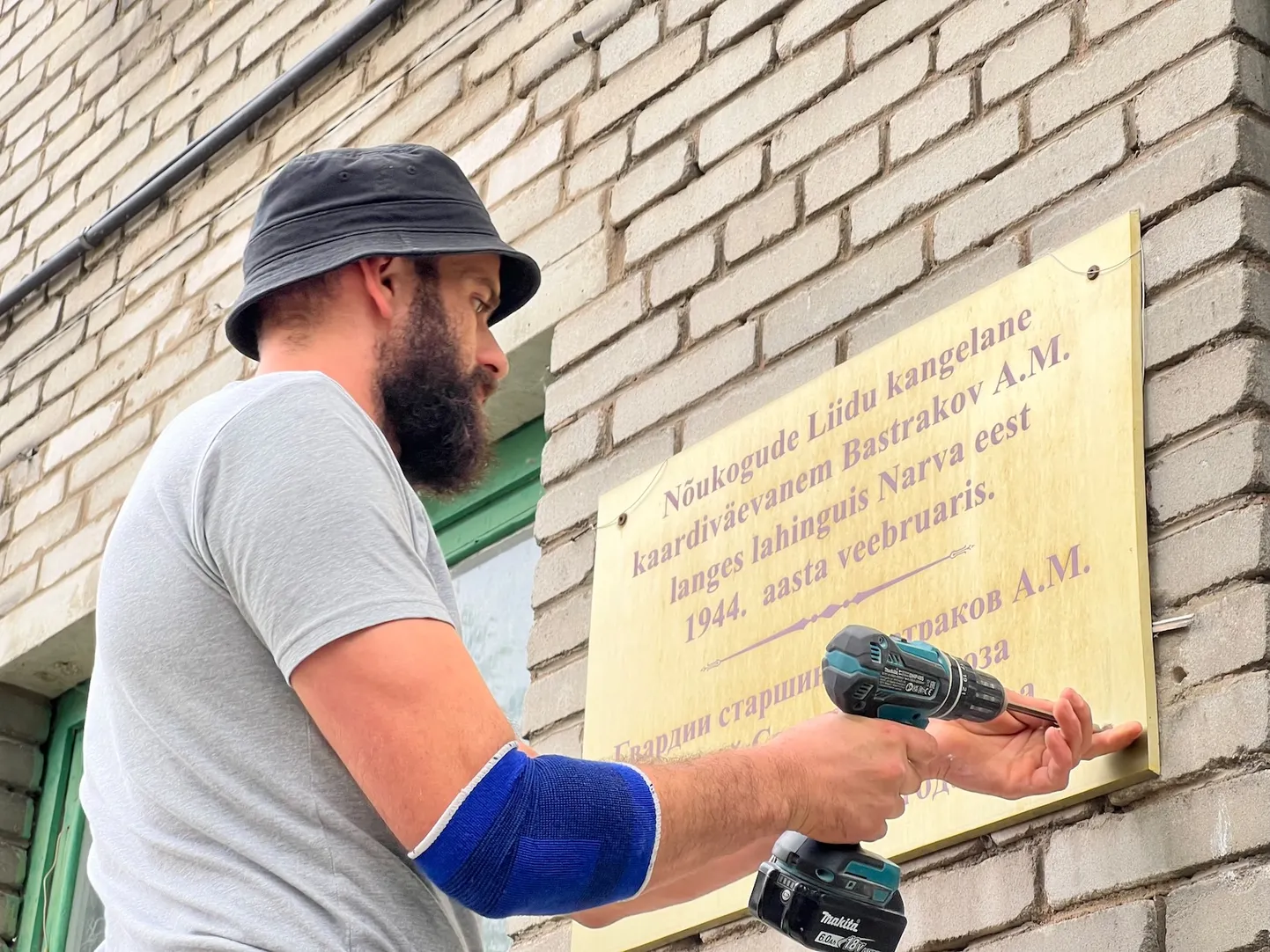 PÄEVA PILT Narvas hakati majasilte välja vahetama