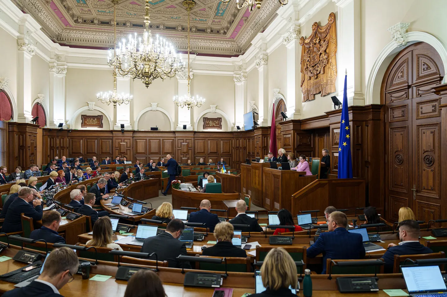 Divi deputāti sodīti par Ieroču aprites likuma pārkāpšanu
